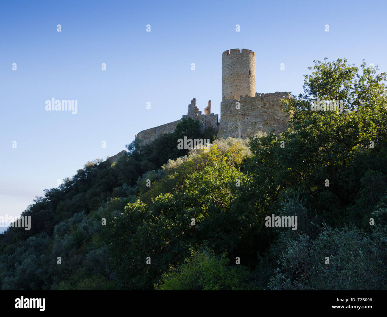 NOLI, LIGURIA, 23 ottobre 2018. Il castello di Monte Ursino si affaccia ...