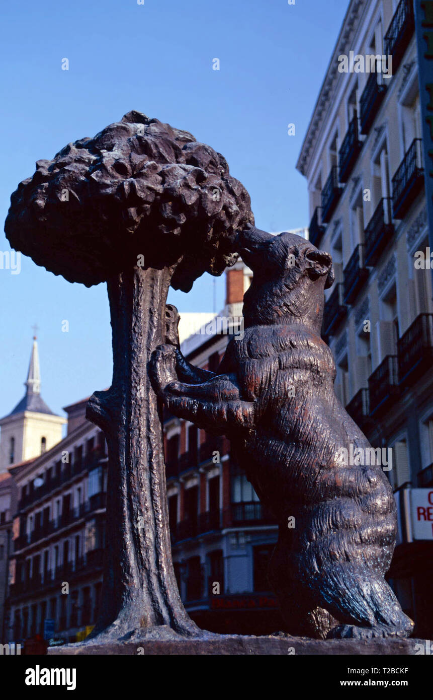 Statua dell'orso e del corbezzolo immagini e fotografie stock ad alta ...
