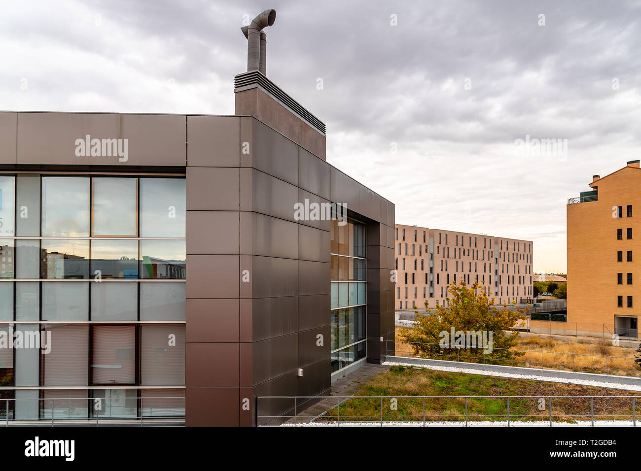 Architettura moderna edificio con facciata ventilata. Vista esterna ...