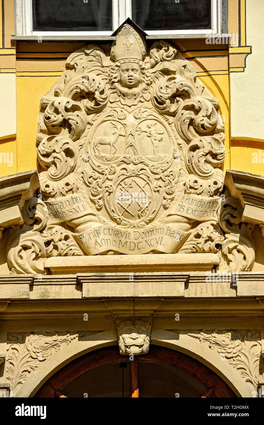 Stemma barocco sul cancello del monastero immagini e fotografie stock ...