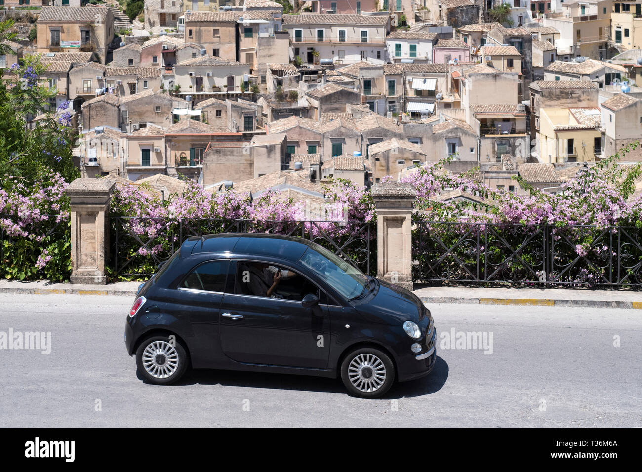 Italia fiat 500 vecchia tipica auto molto piccola italiana immagini e ...