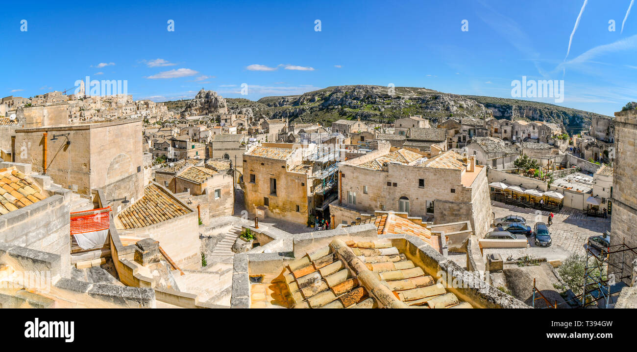 Panoramica di ripide scogliere e canyon grotte dei sassi, la Madonna Antica de Idris chiesa ...