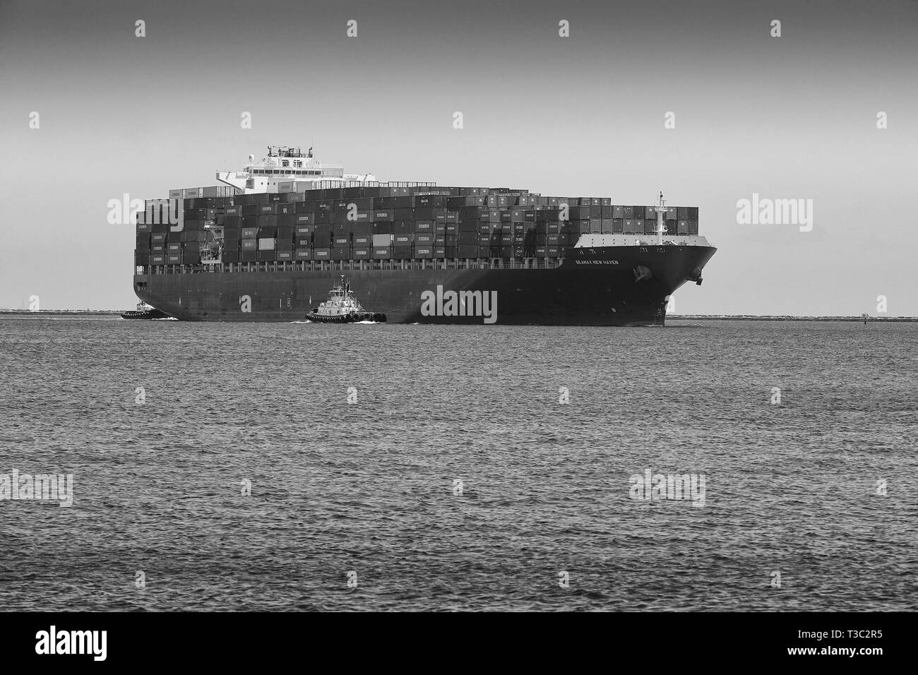 Nave portacontainer gigante in bianco e nero immagini e fotografie ...