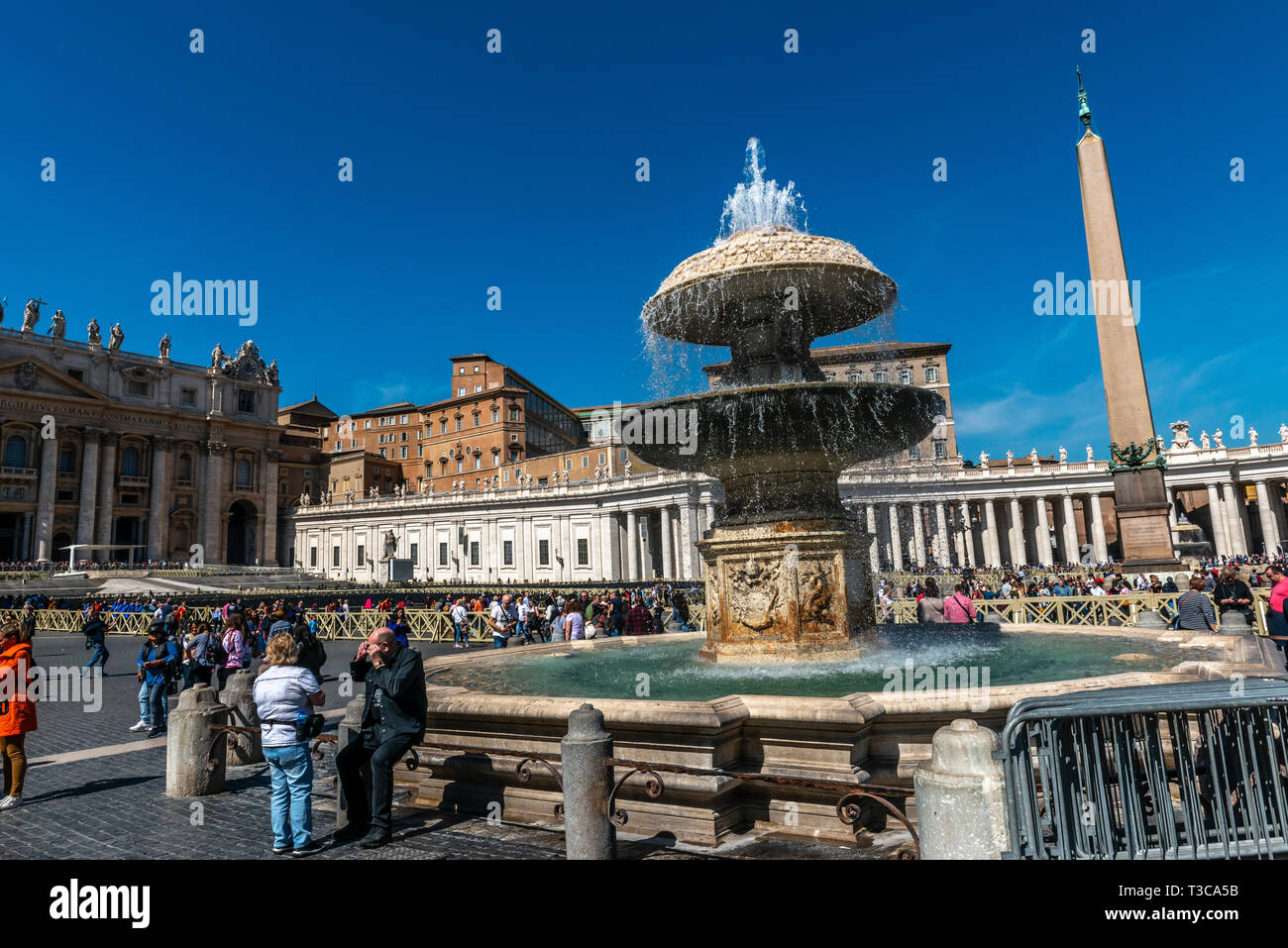 Piazza san pietro con obelisco e basilica di san pietro immagini e ...