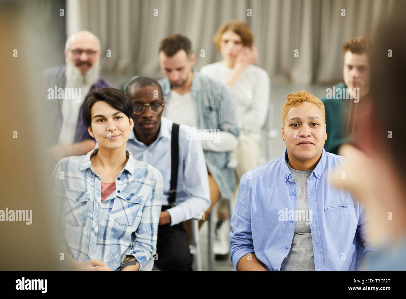 Persone curiose immagini e fotografie stock ad alta risoluzione - Alamy