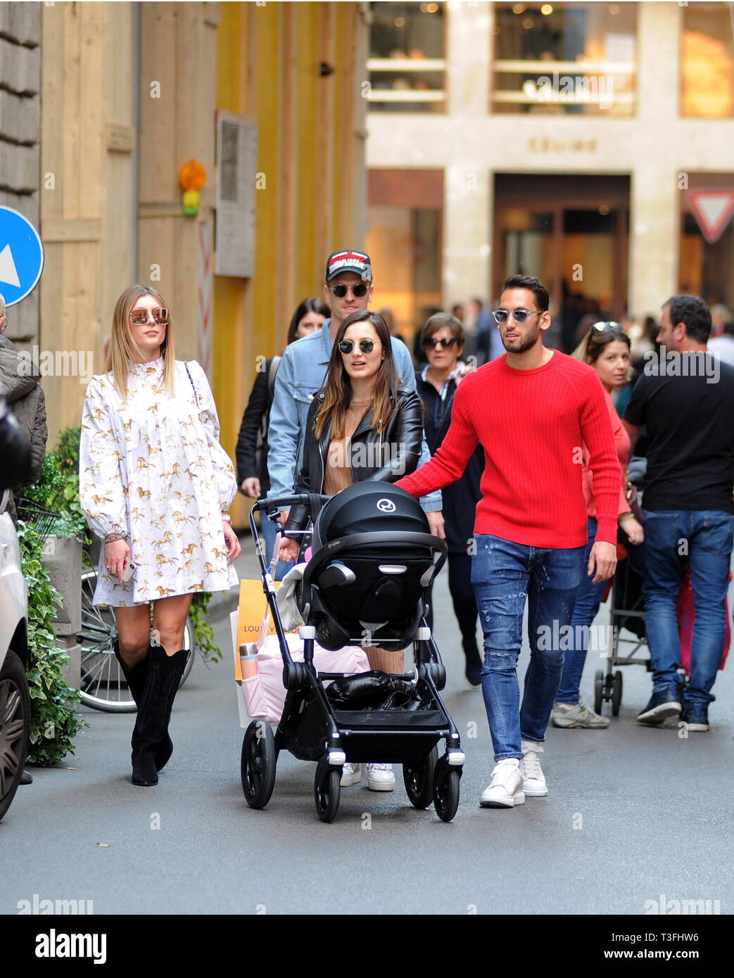 Milano, Italia. 09Apr, 2019. Piatek Calhanoglu e nel centro della città ...