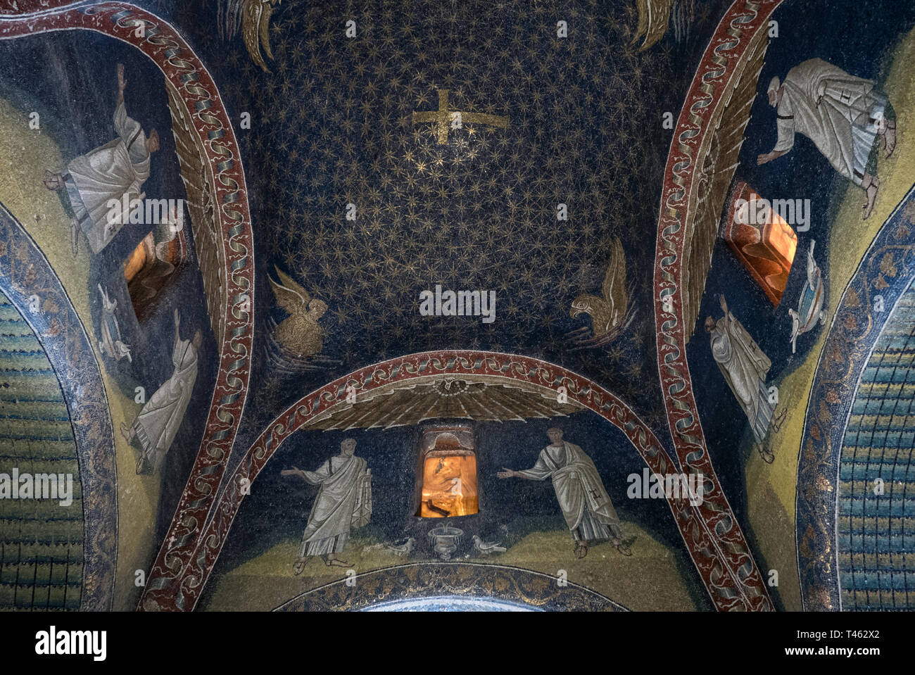 RAVENNA, Italia 2018 agosto 03: Interno del Mausoleo di Galla Placidia ...