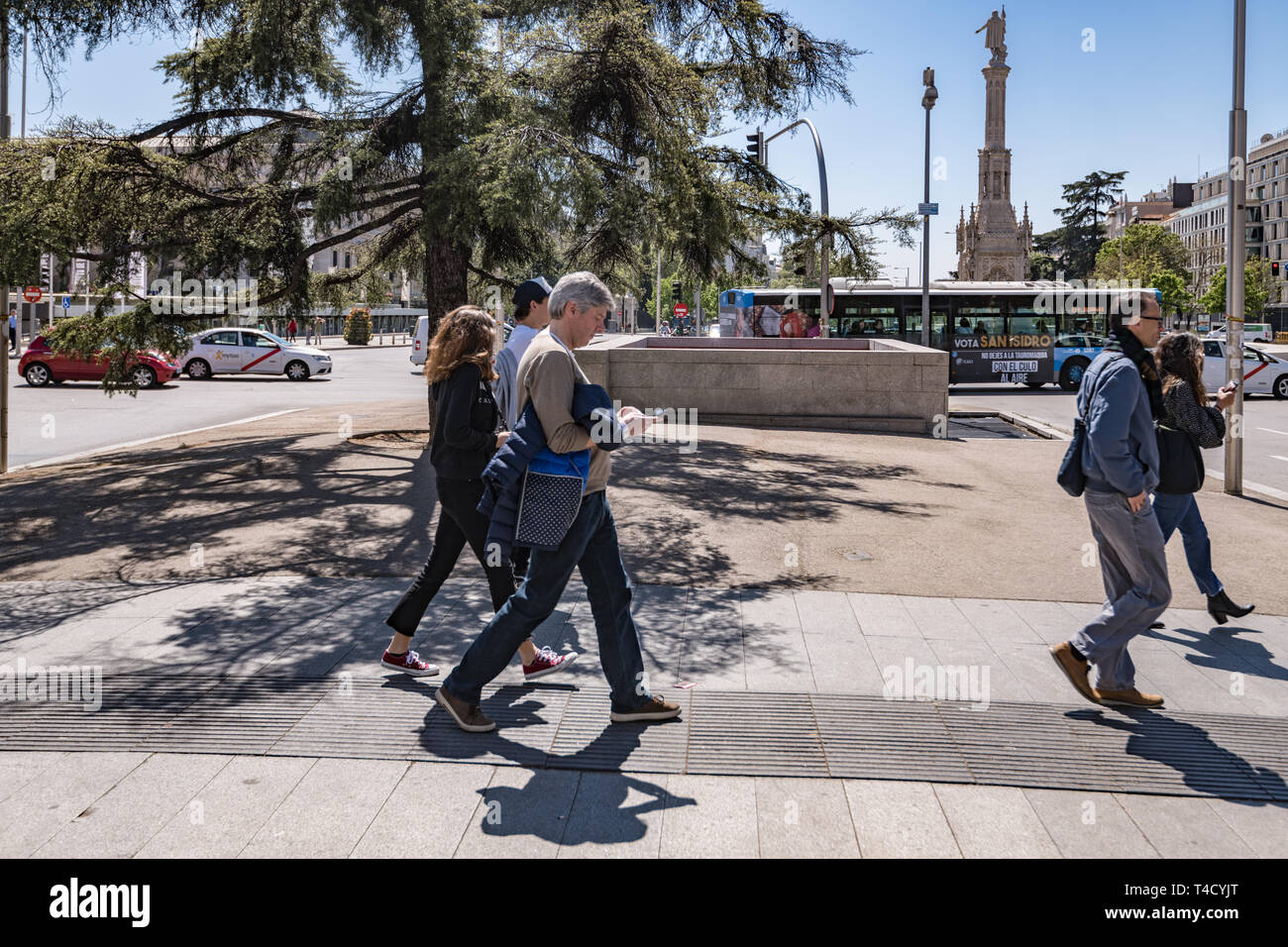 Pedoni che attraversano una strada immagini e fotografie stock ad alta ...