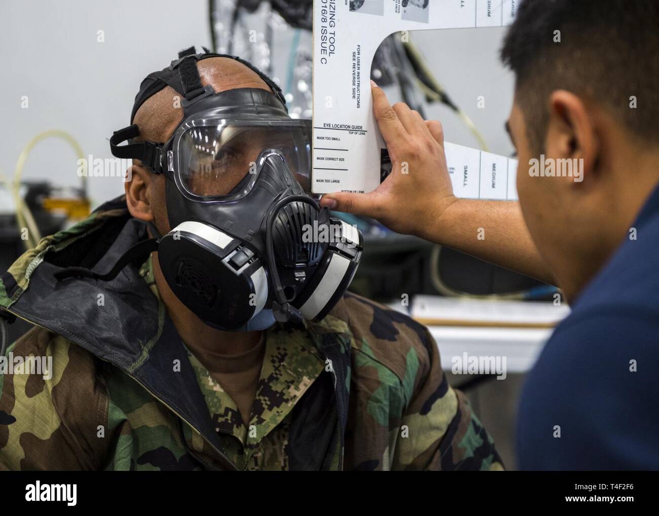 Gas mask fit test immagini e fotografie stock ad alta risoluzione - Alamy