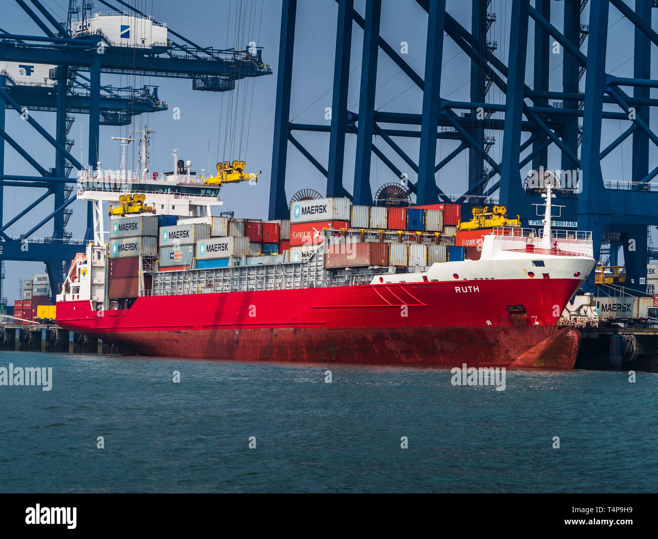 Container Feeder Vessel - Shipping Containers in corso di caricamento ...