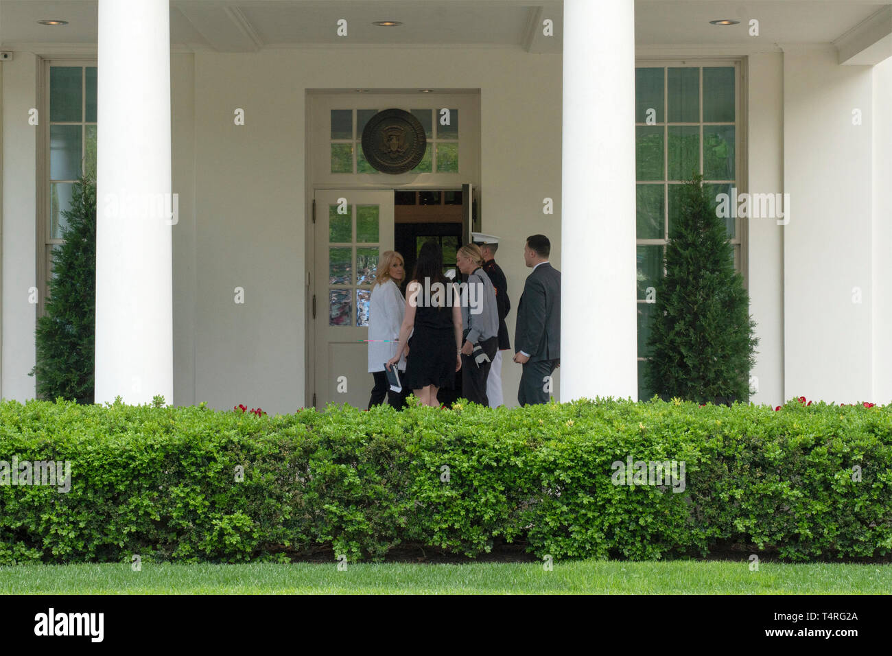 Senior Counsellor Kellyanne Conway entra nella Casa Bianca di ...