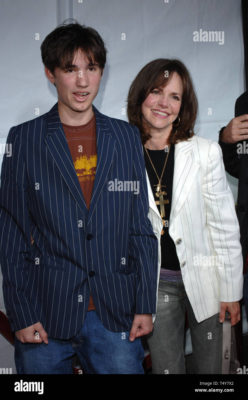 Sally field and son sam immagini e fotografie stock ad alta risoluzione ...