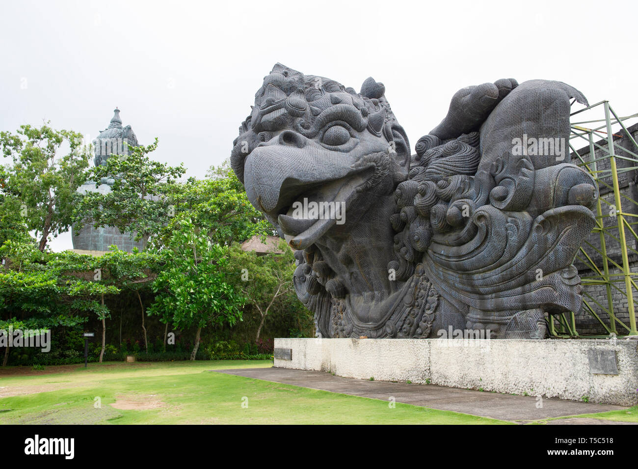 La grande statua di Garuda al Garuda Wisnu Kencana (GWK) Parco ...
