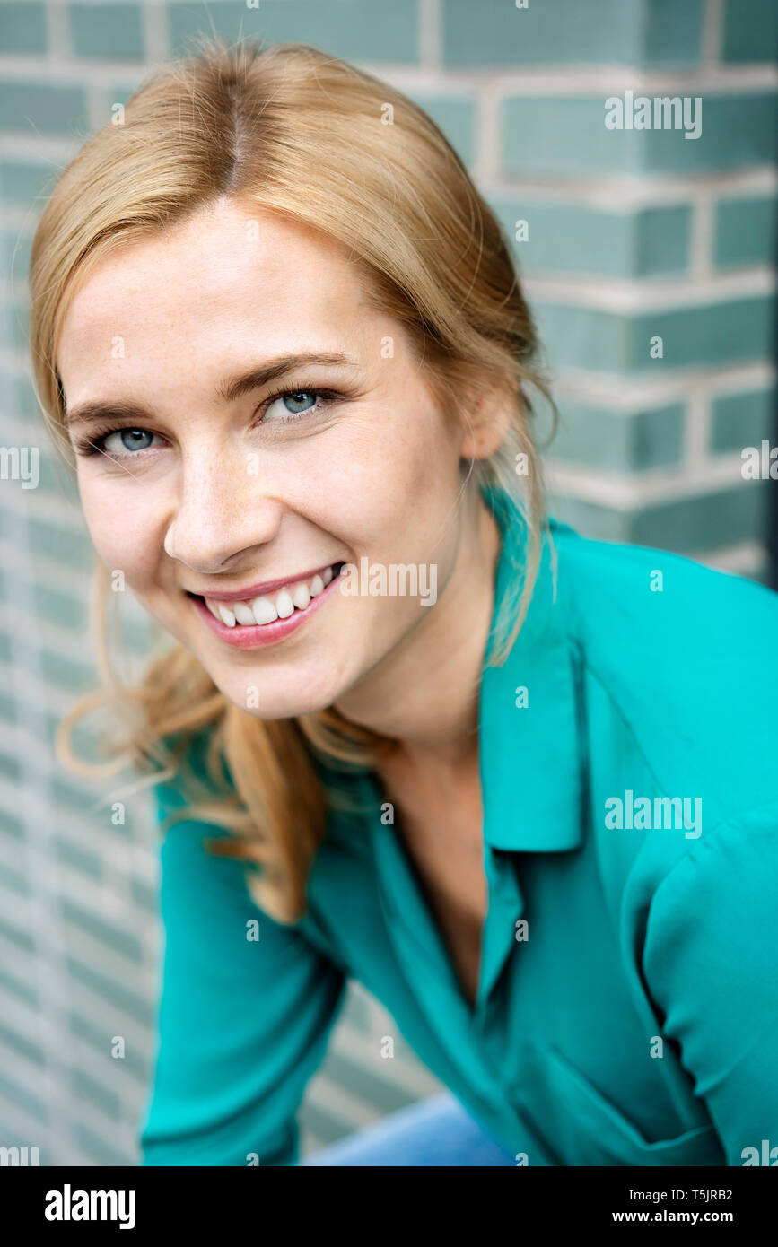 Ritratto allegra giovane donna immagini e fotografie stock ad alta risoluzione - Alamy
