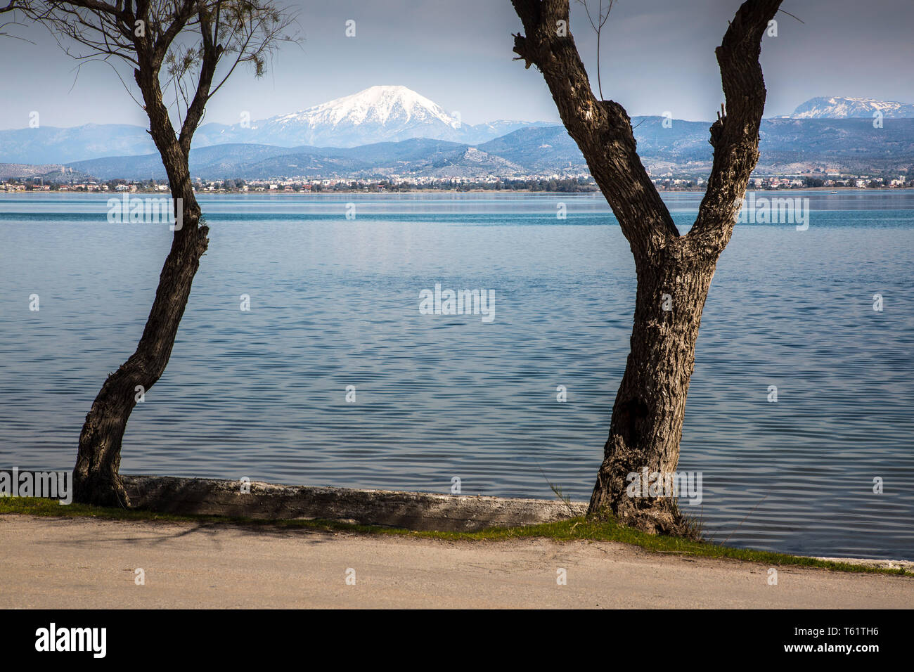 Visto da Avlida la strada sul mare,il Monte Olimpo, tradizionalmente ...