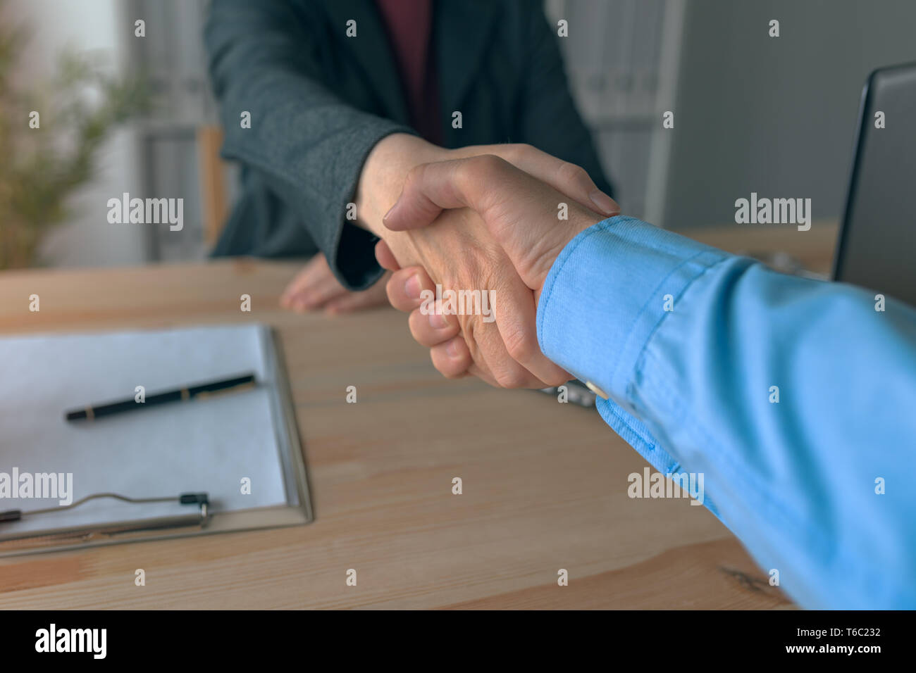 Saluto delle mani immagini e fotografie stock ad alta risoluzione - Alamy