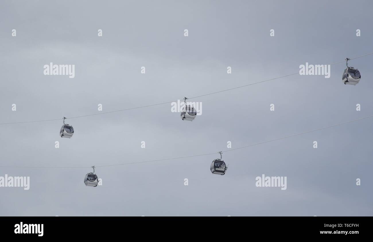 Sollevare in aria immagini e fotografie stock ad alta risoluzione - Alamy