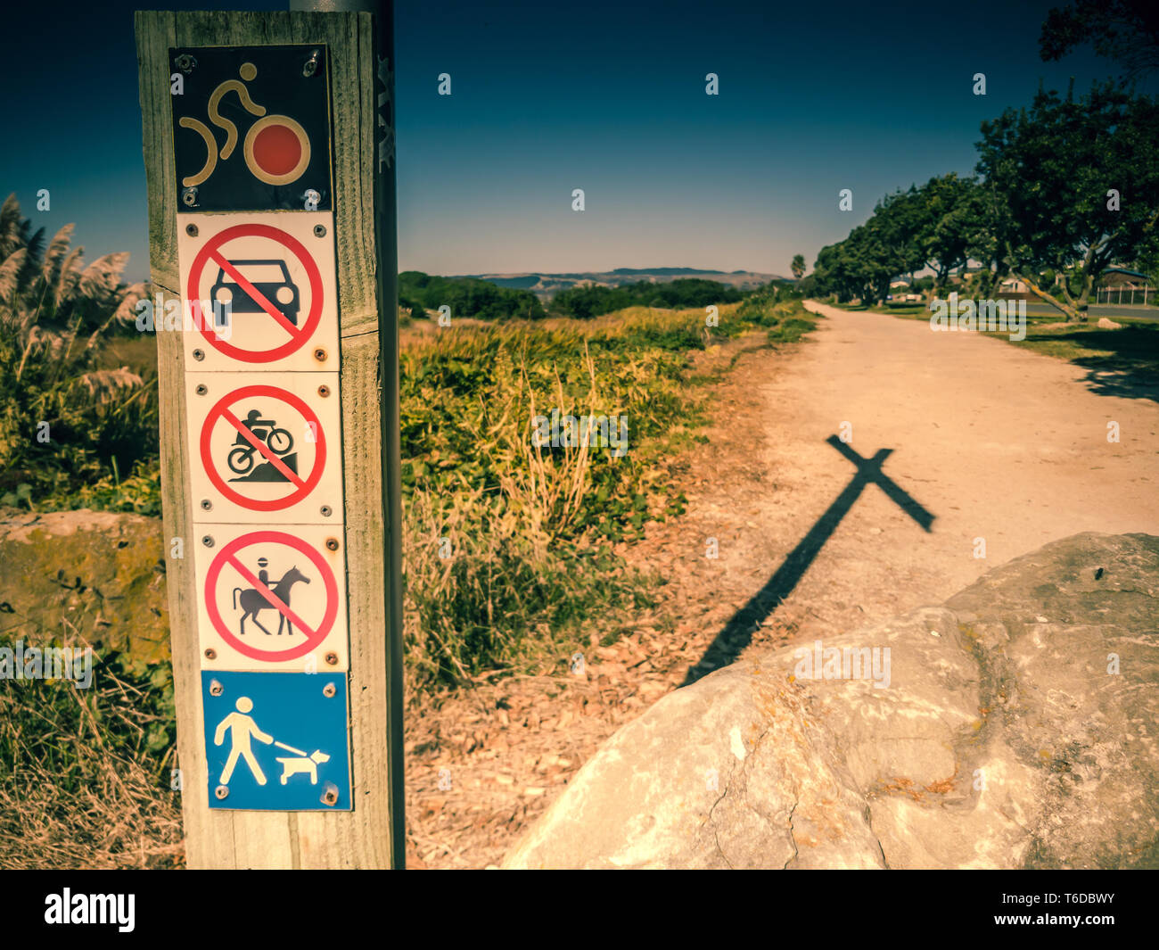 Auto sul cartello stradale su posta stradale immagini e fotografie ...