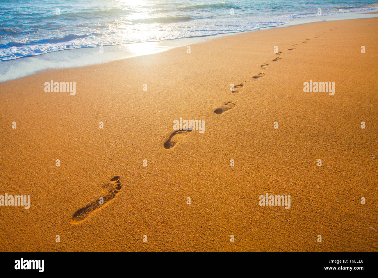Onda e orme al tramonto immagini e fotografie stock ad alta risoluzione - Alamy