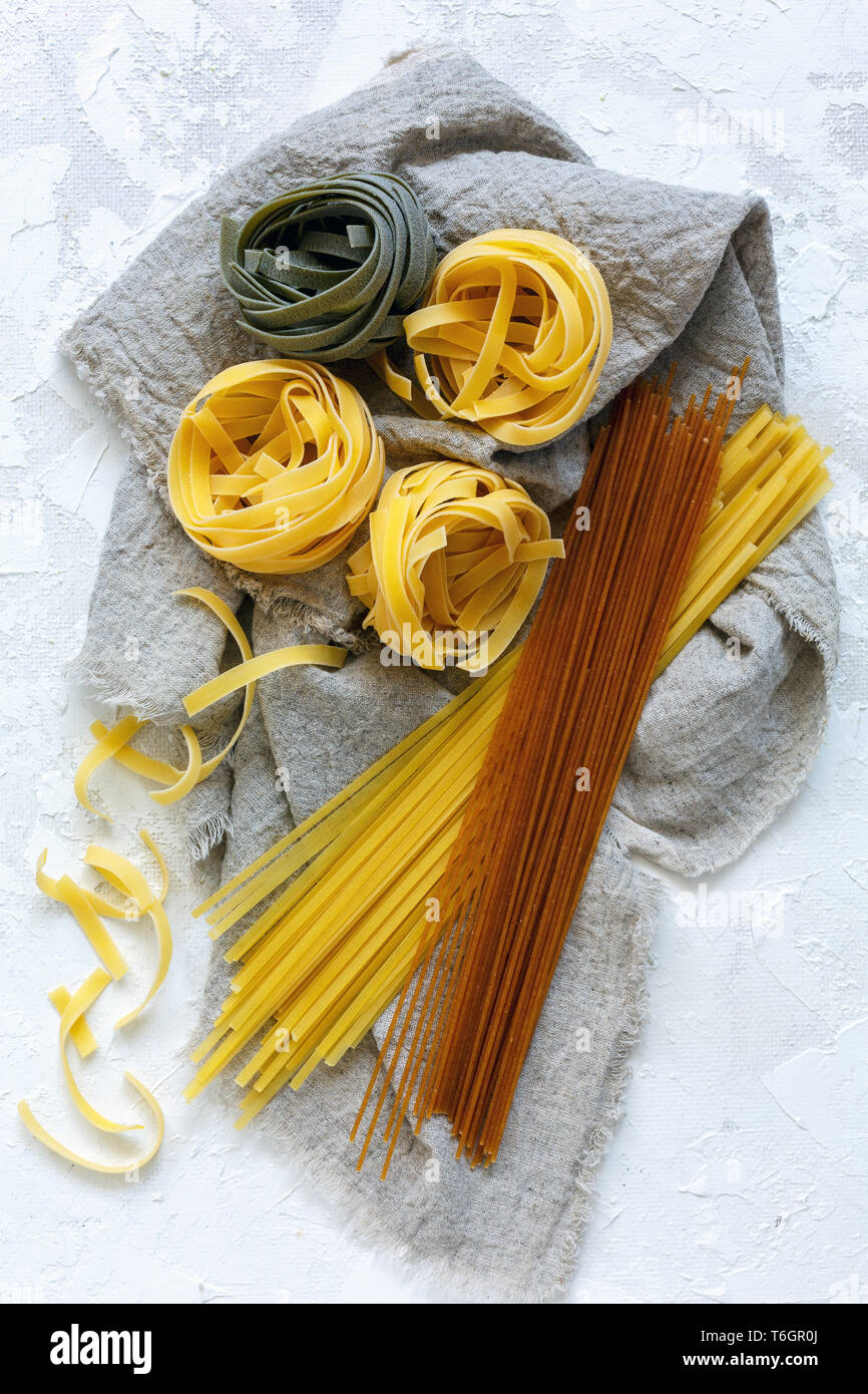 Tipi di pasta cruda immagini e fotografie stock ad alta risoluzione - Alamy