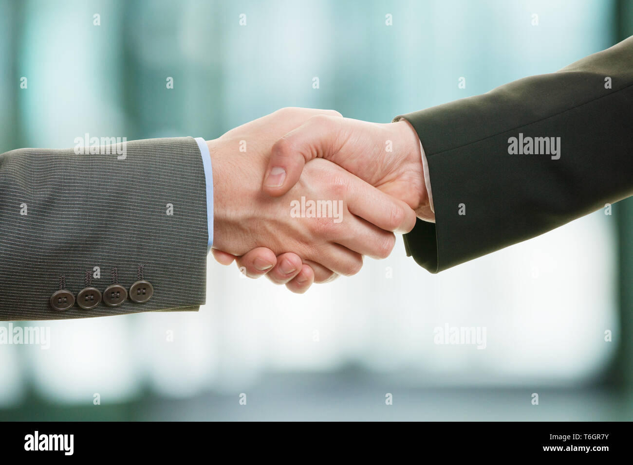 Due mani che si stringono la mano immagini e fotografie stock ad alta ...