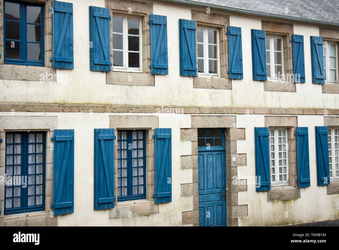Casa in pietra viva con persiane blu immagini e fotografie stock ad ...
