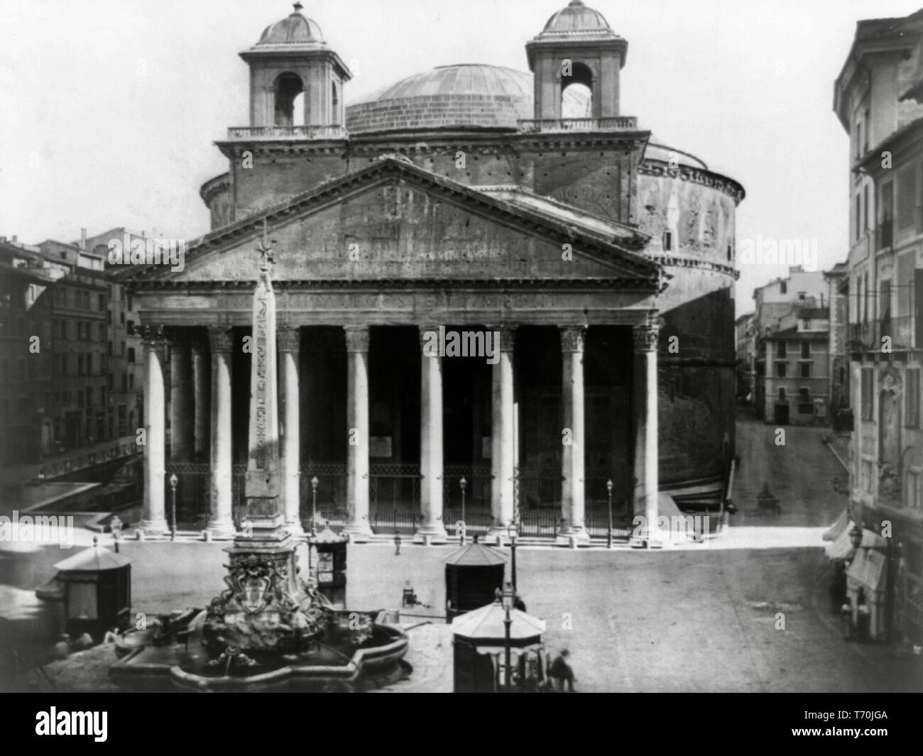 Il Pantheon, Roma, 1870. Fotografia mostra la facciata del Pantheon ...