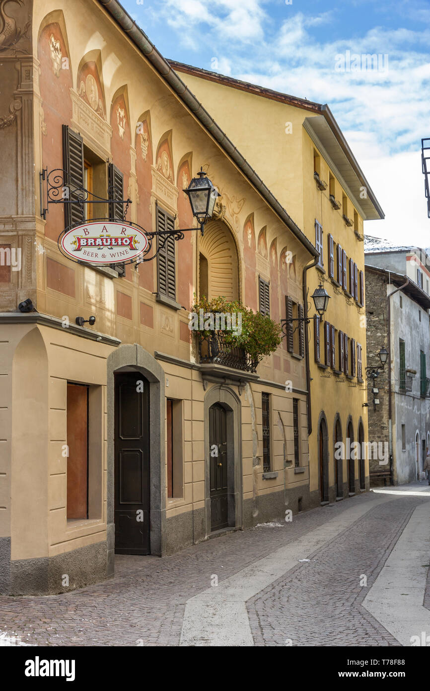 Bormio, centro storico: via con insegna dell'amaro Braulio. [Ita ...