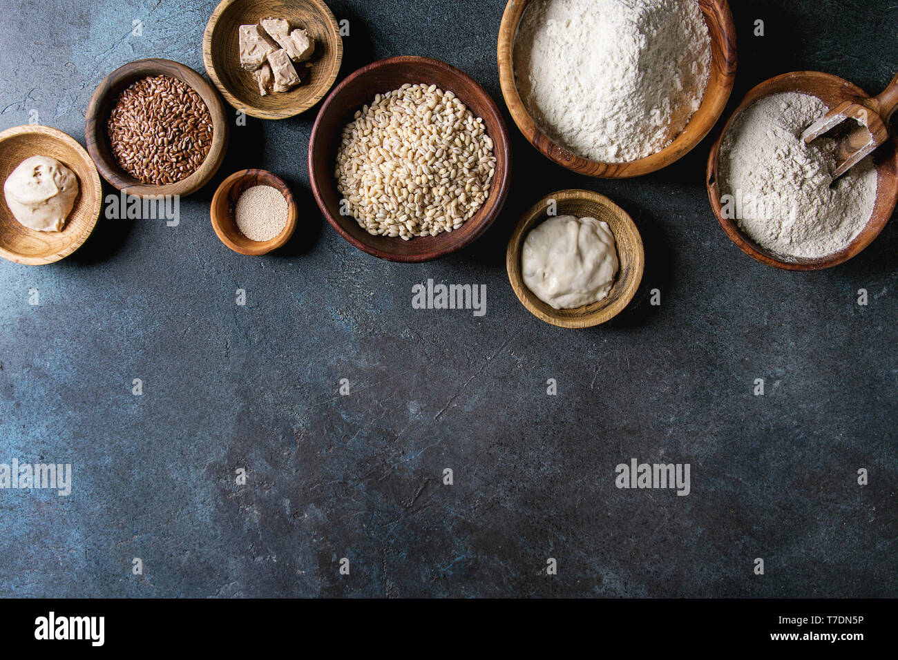 Ingredienti per la cottura del pane. Varietà di farine di frumento e di ...