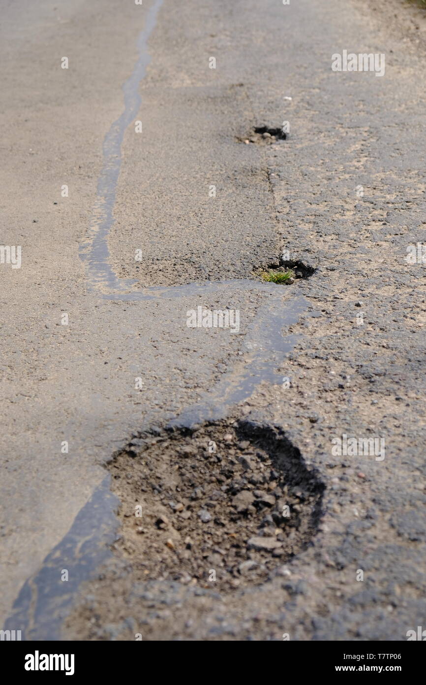 Buche per la strada immagini e fotografie stock ad alta risoluzione - Alamy
