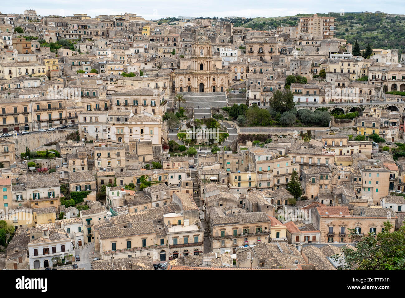 Il centro storico con il Duomo di San Giorgio, Modica, Sicilia, Italia ...