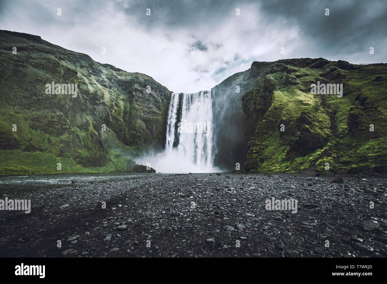 Cascata che scende dalla montagna immagini e fotografie stock ad alta ...