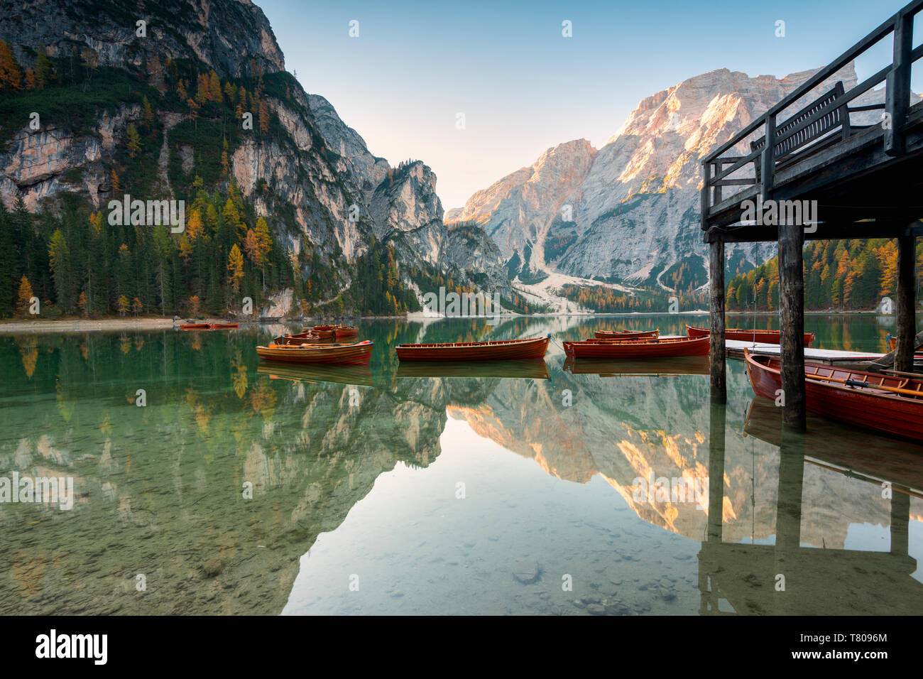Il lago di Braies in autunno con le tipiche imbarcazioni del luogo ...