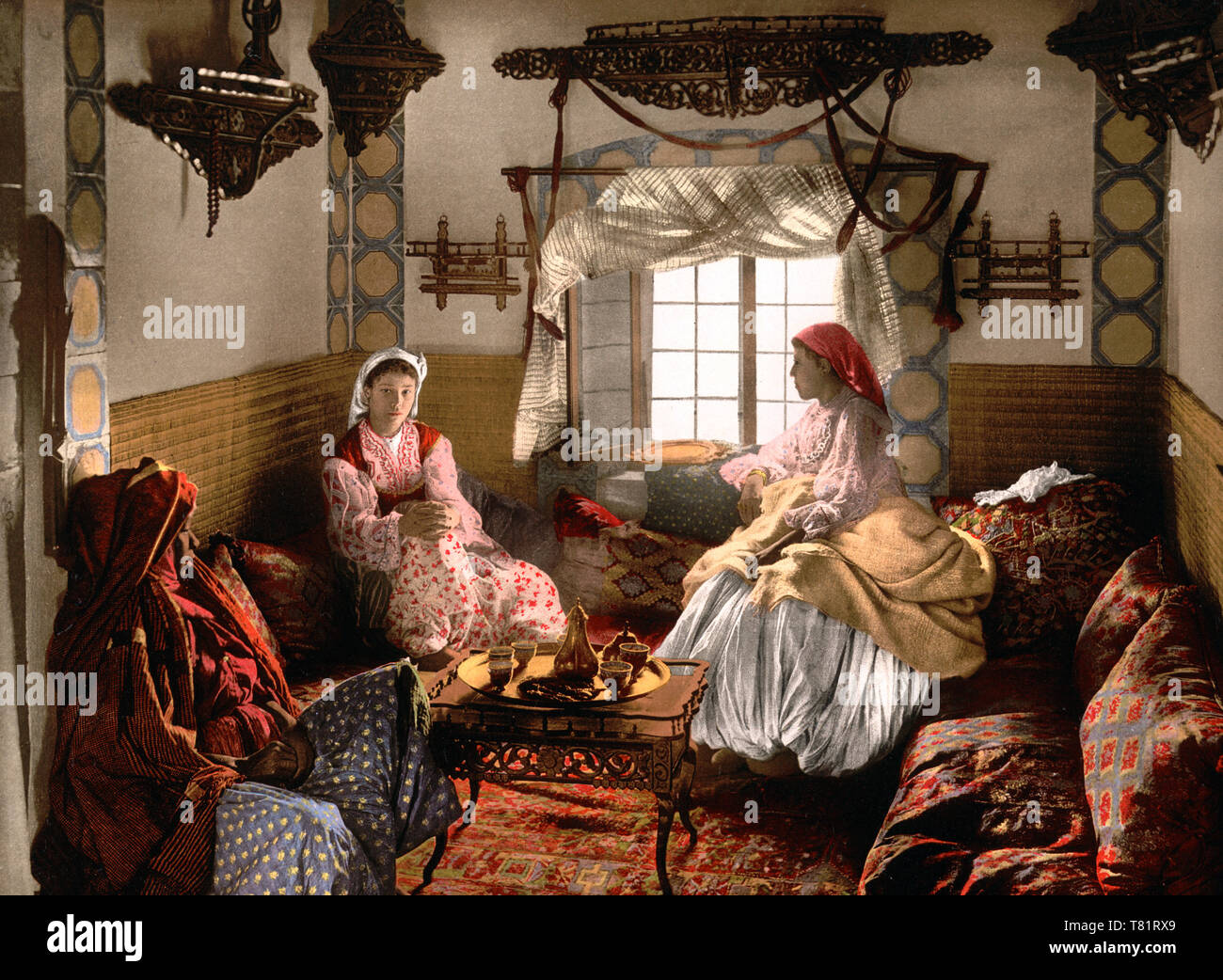 Donne algerine immagini e fotografie stock ad alta risoluzione - Alamy