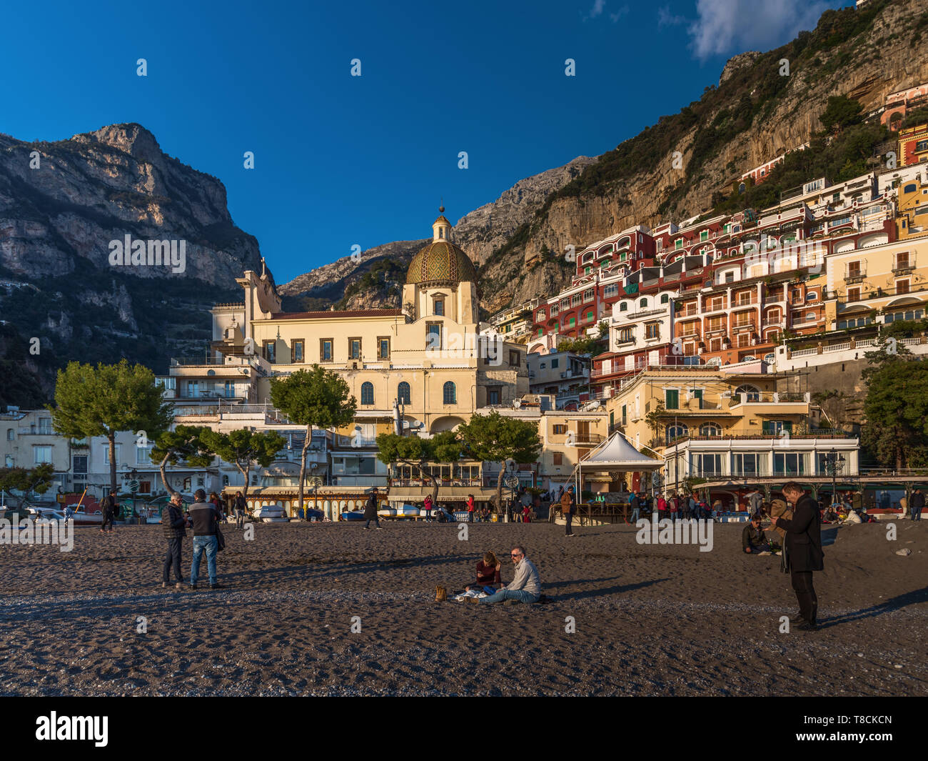 Spiaggia colorata positano costiera amalfitana immagini e fotografie stock ad alta risoluzione ...