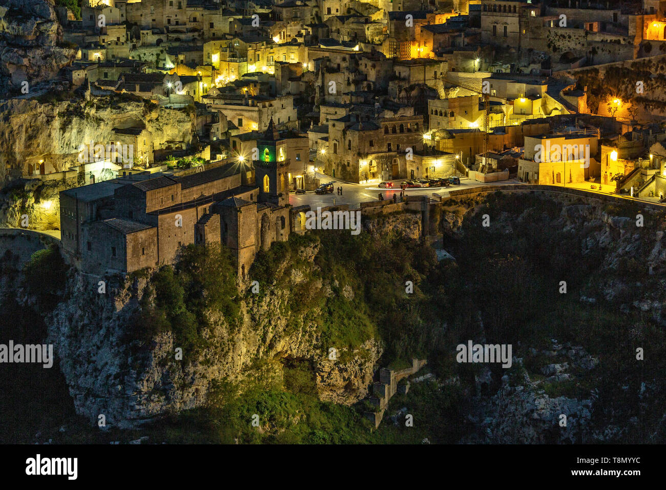 Panorama dei sassi di matera di notte immagini e fotografie stock ad ...
