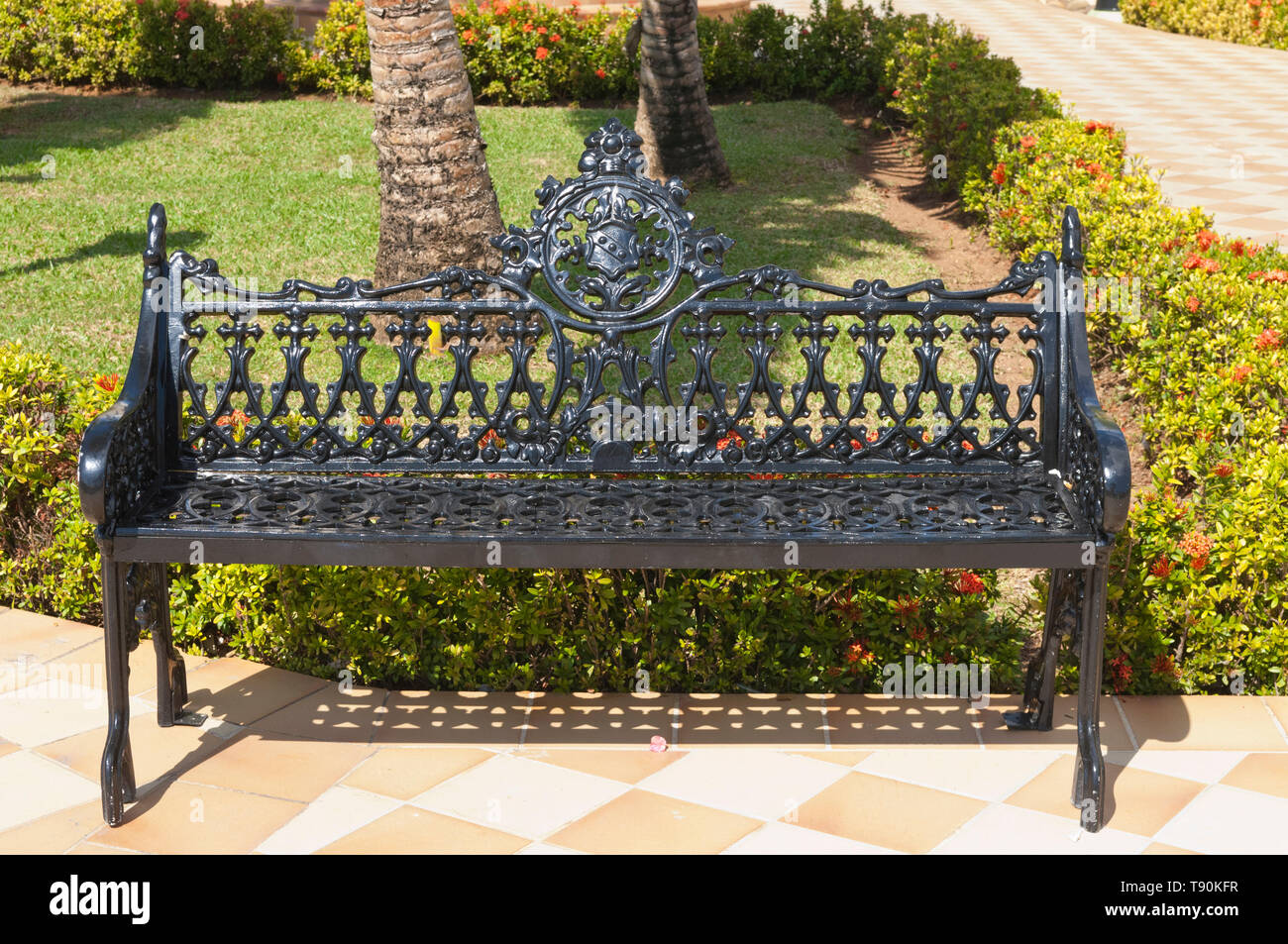 Panchina in ghisa immagini e fotografie stock ad alta risoluzione - Alamy