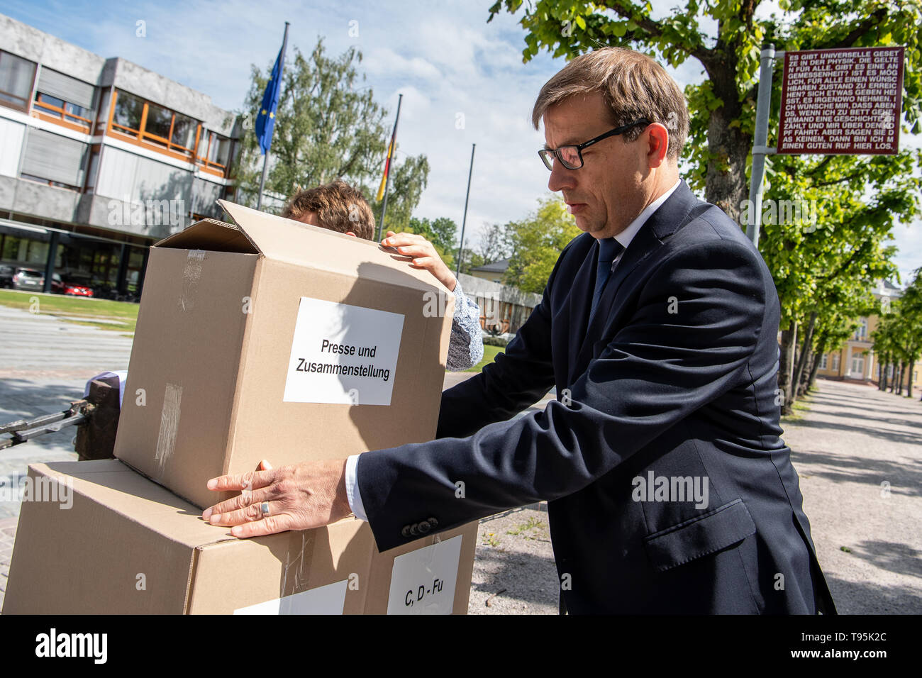 Liste appoggiate immagini e fotografie stock ad alta risoluzione - Alamy