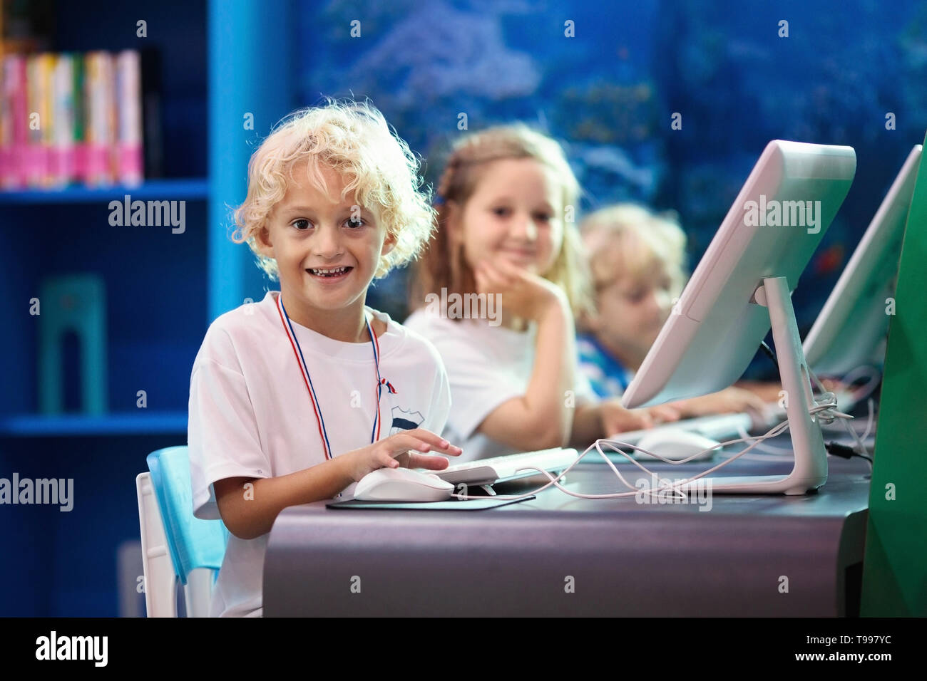 I bambini con il computer. I bambini di apprendimento e di studiare la ...