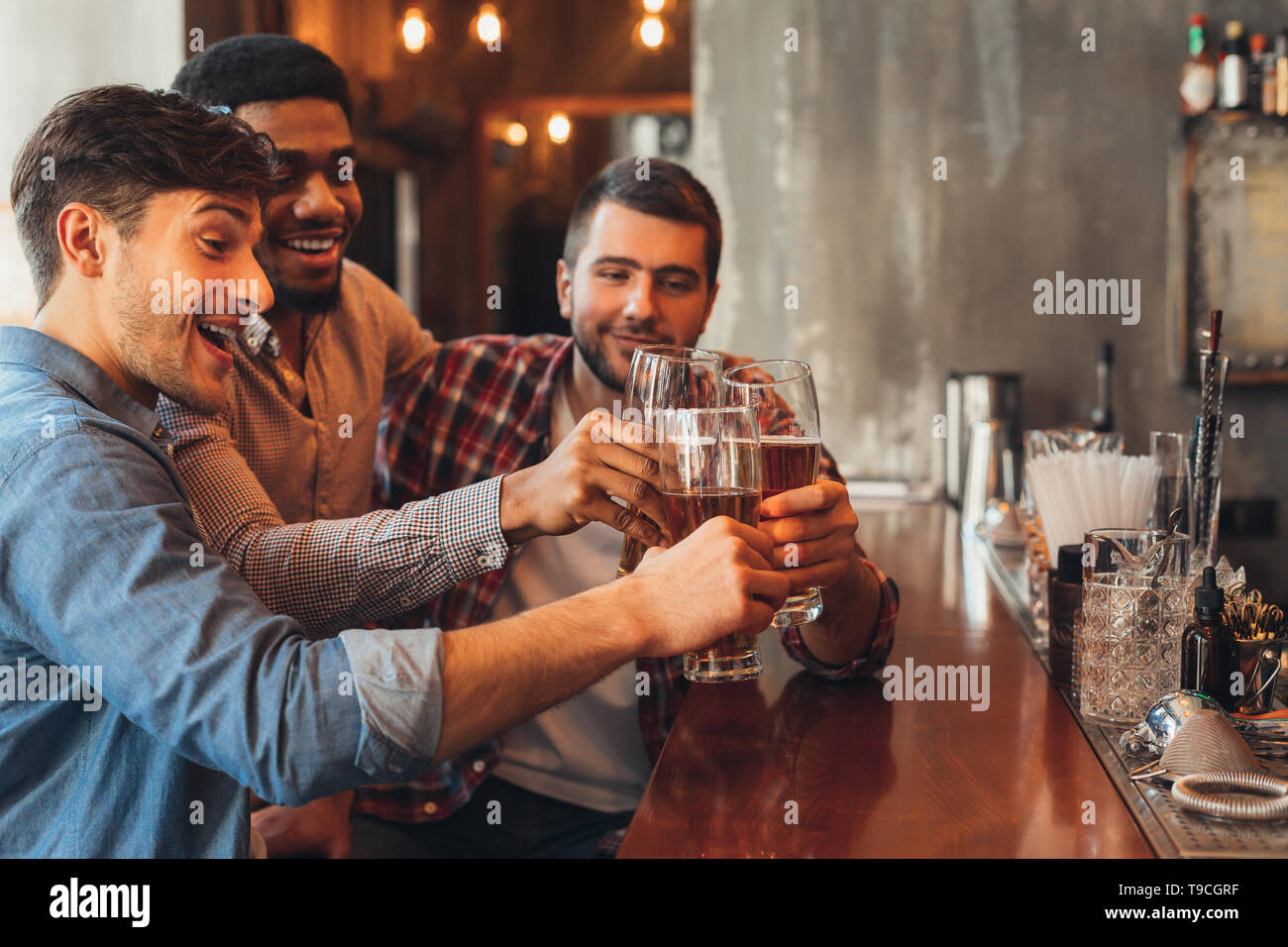 Amici del bar immagini e fotografie stock ad alta risoluzione - Alamy