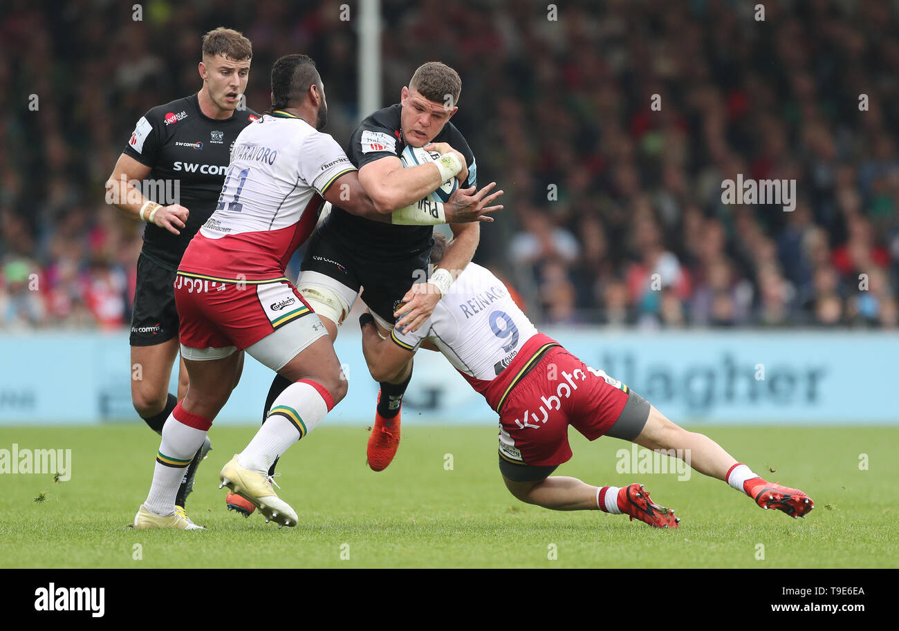Exeter Chiefs Dave Ewers è affrontato da Northampton Santi Cobus ...