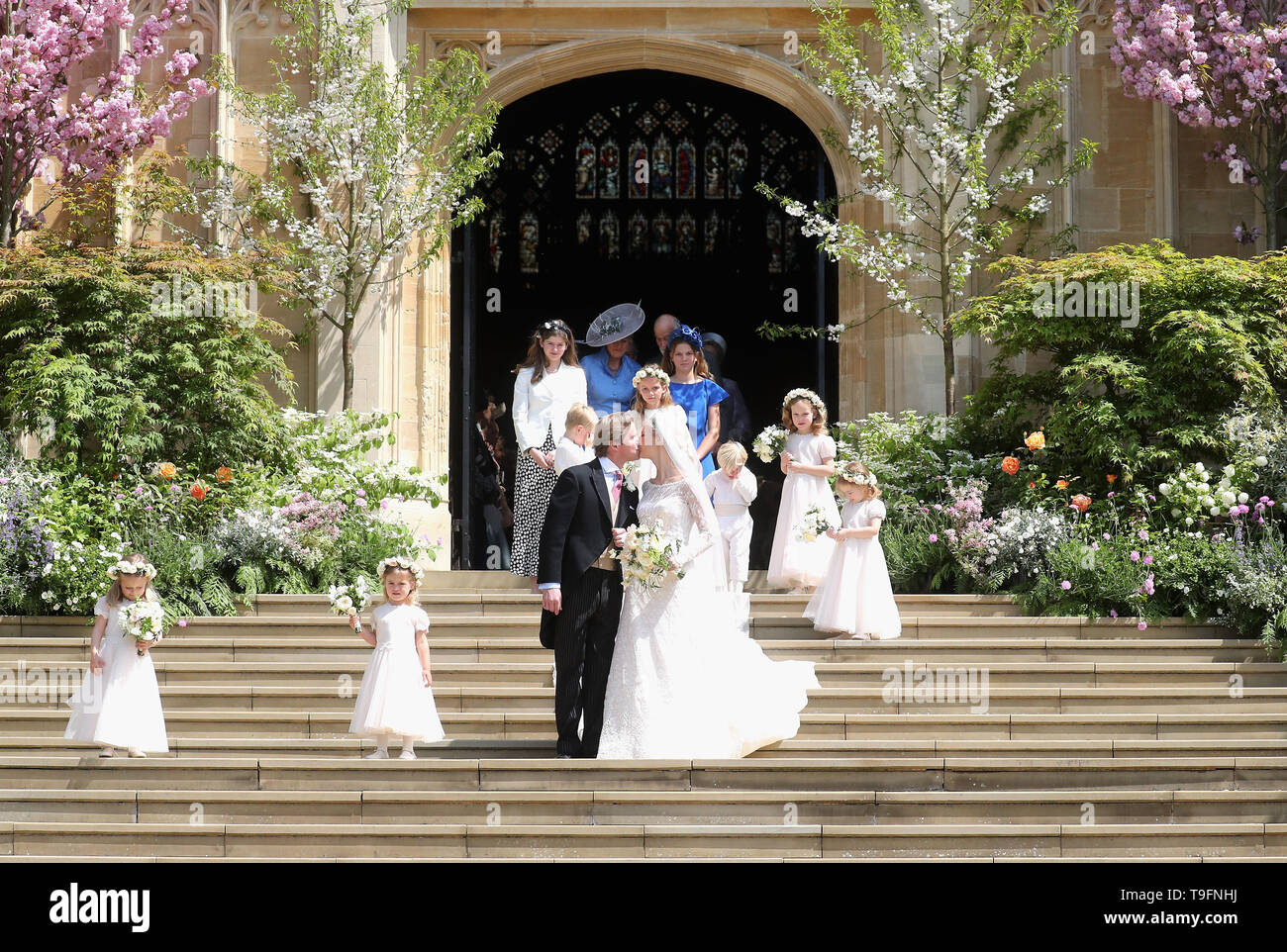 Bacio sui gradini della cappella dopo immagini e fotografie stock ad ...