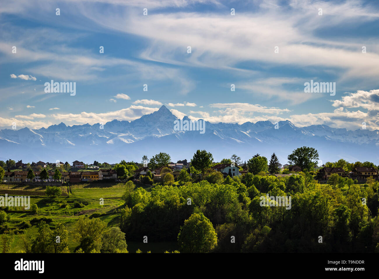 Il paesaggio delle colline del Monferrato con le Alpi come sfondo. È ...