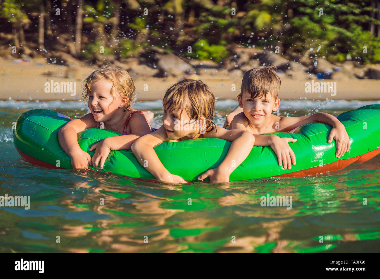 Bambino In Riva Al Mare Immagini e Fotos Stock - Alamy