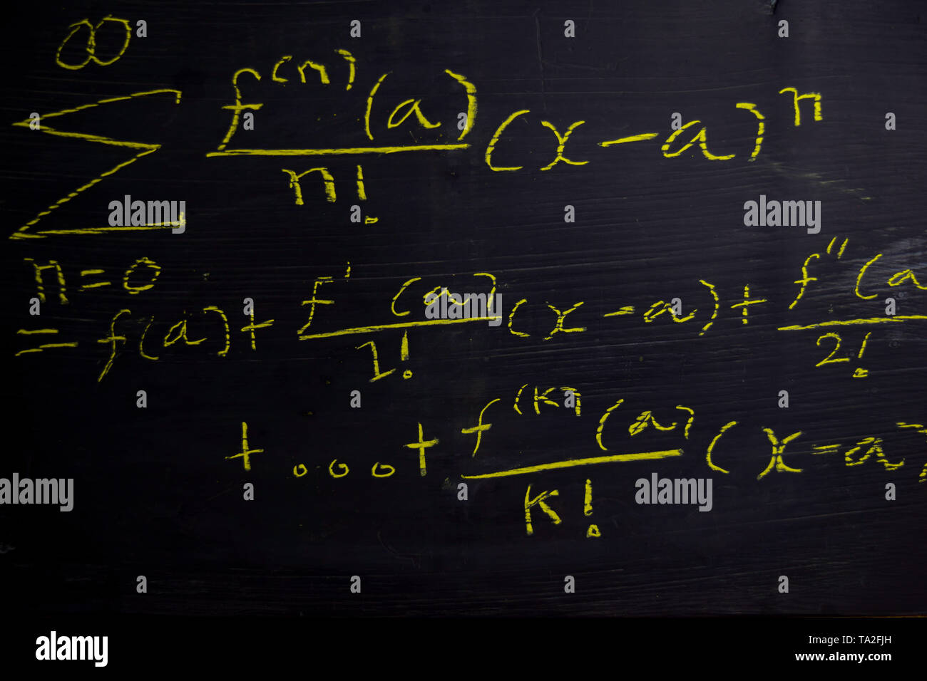 Close-up di formule matematiche scritti su una lavagna. Il concetto di ...
