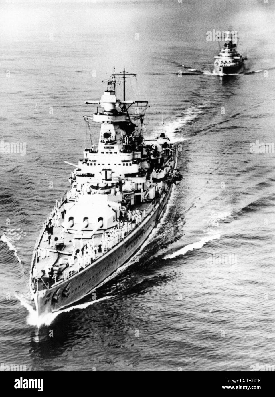 L'immagine mostra in primo piano la corazzata tascabile 'Admiral Graf ...