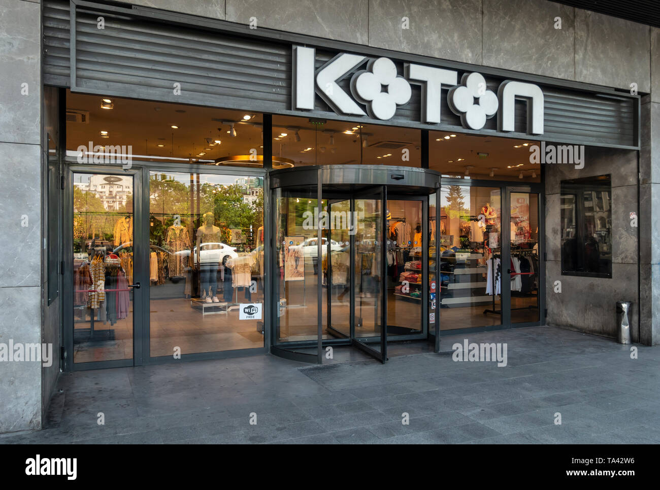 Negozio koton immagini e fotografie stock ad alta risoluzione - Alamy