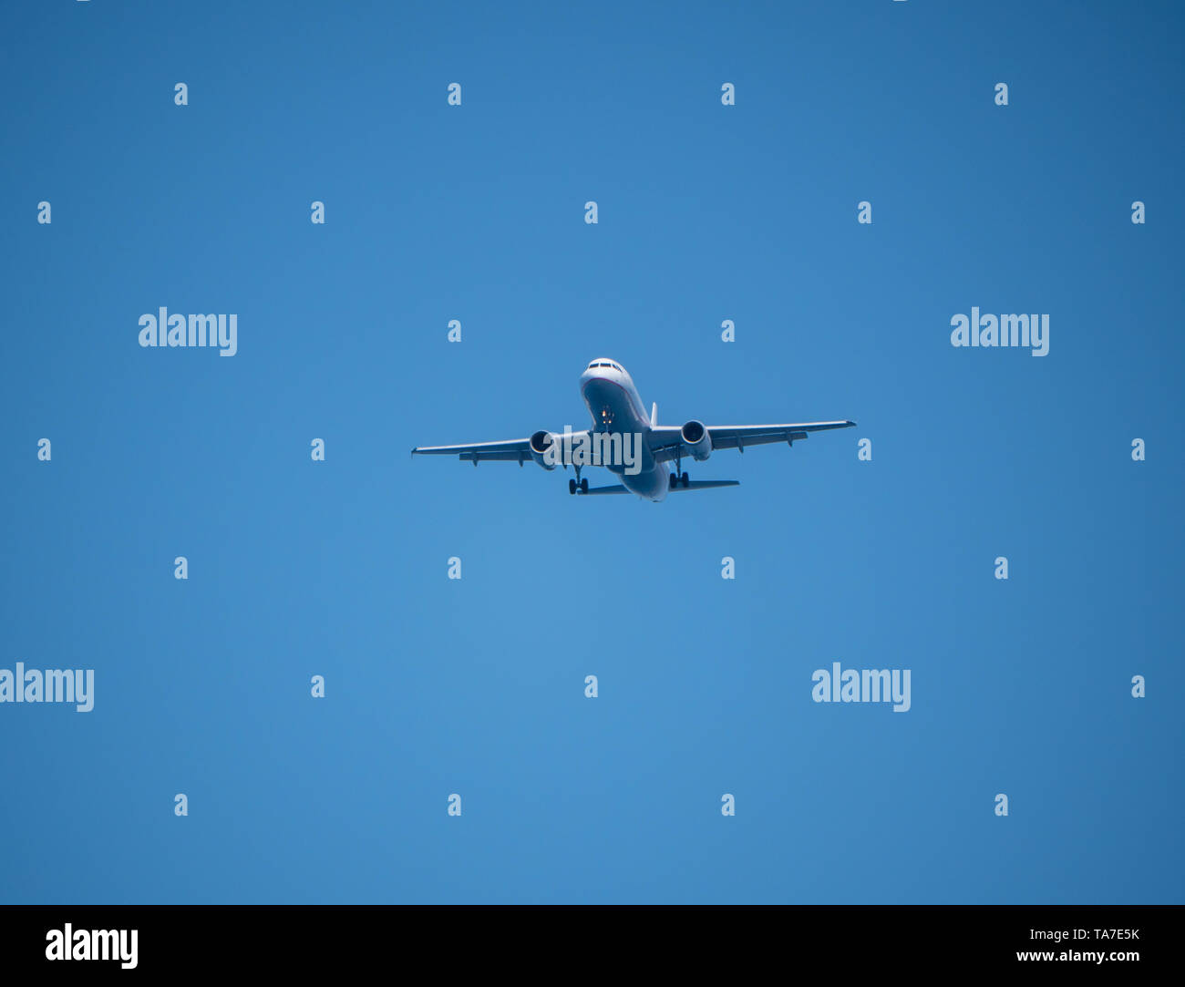 Aereo passeggeri cielo blu immagini e fotografie stock ad alta ...