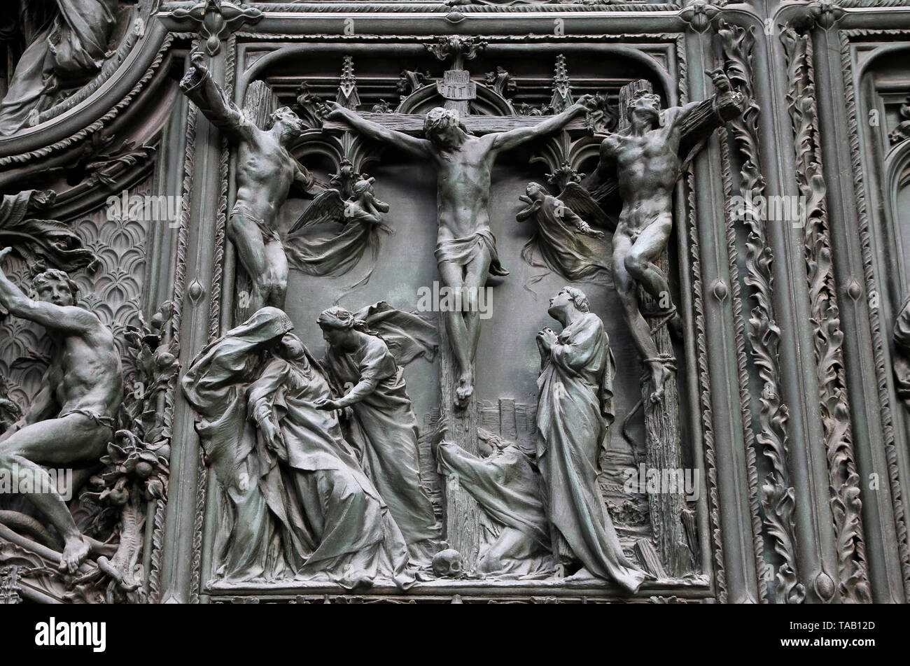 Milano, Italia. Famoso punto di riferimento - la cattedrale porta. Gesù ...