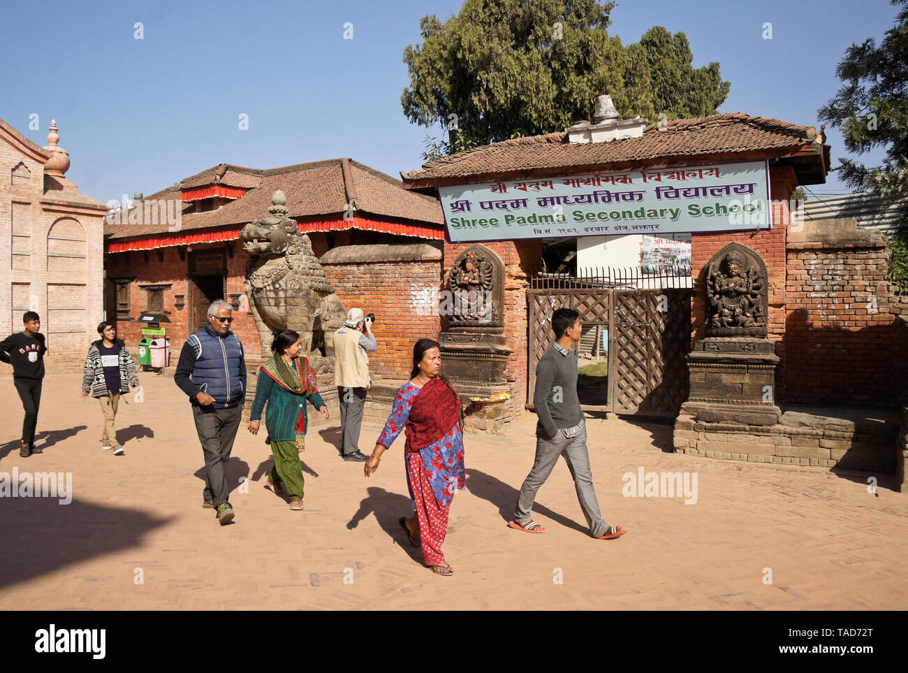 I visitatori di Bhaktapur è il quadrato di Durbar passare da una scuola ...